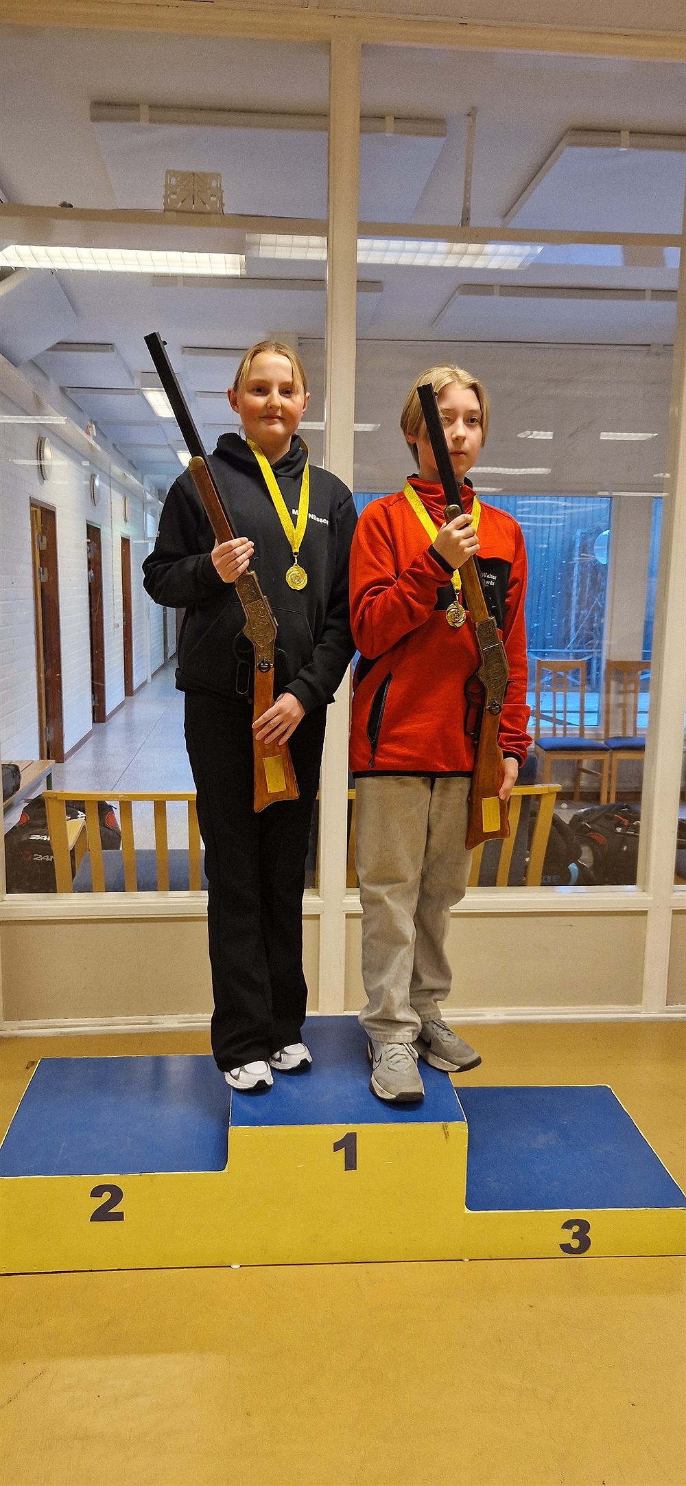 Moa Nilssaon och Elwer Walter med Guldbössan i Älmhultsträffen 2025 ...