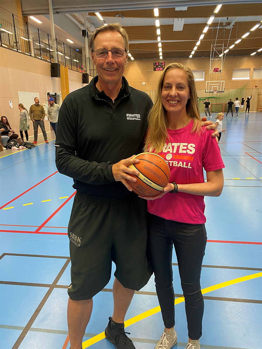 Peter Borg skänker avskedspresenten till Pirates fonden / Onsala ...